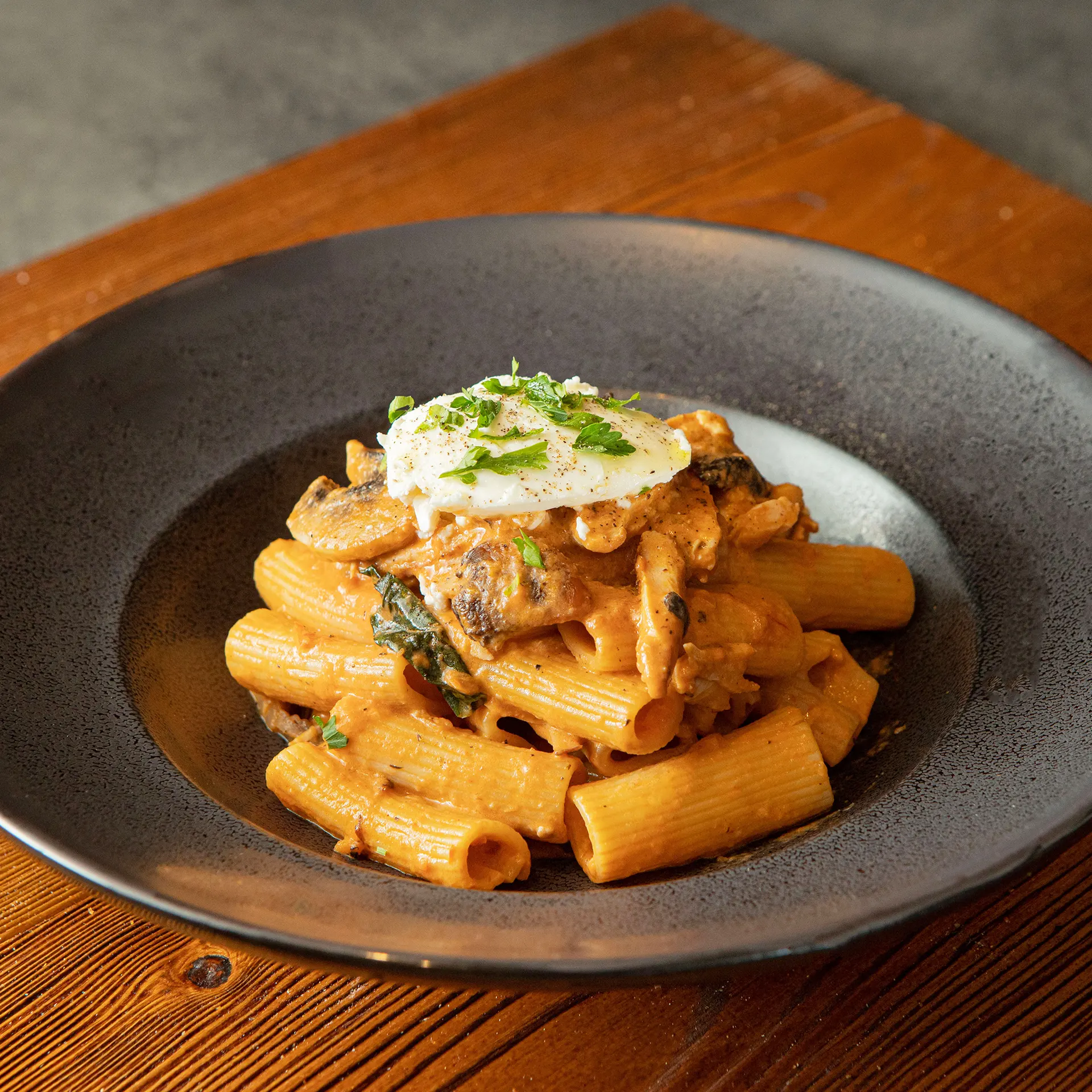 Rigatoni con pollo - Delly's Casual Restaurant
